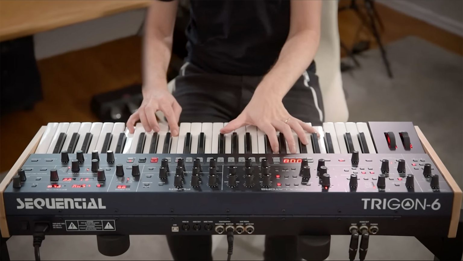 SEQUENTIAL (Dave Smith Instruments) / Trigon-6 (3-VCO Enhanced Ladder Filter Analog Poly Synth ...